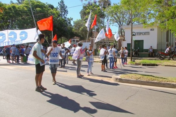 Empleados de la Tipoití llevaron su protesta al frente de la planta ...