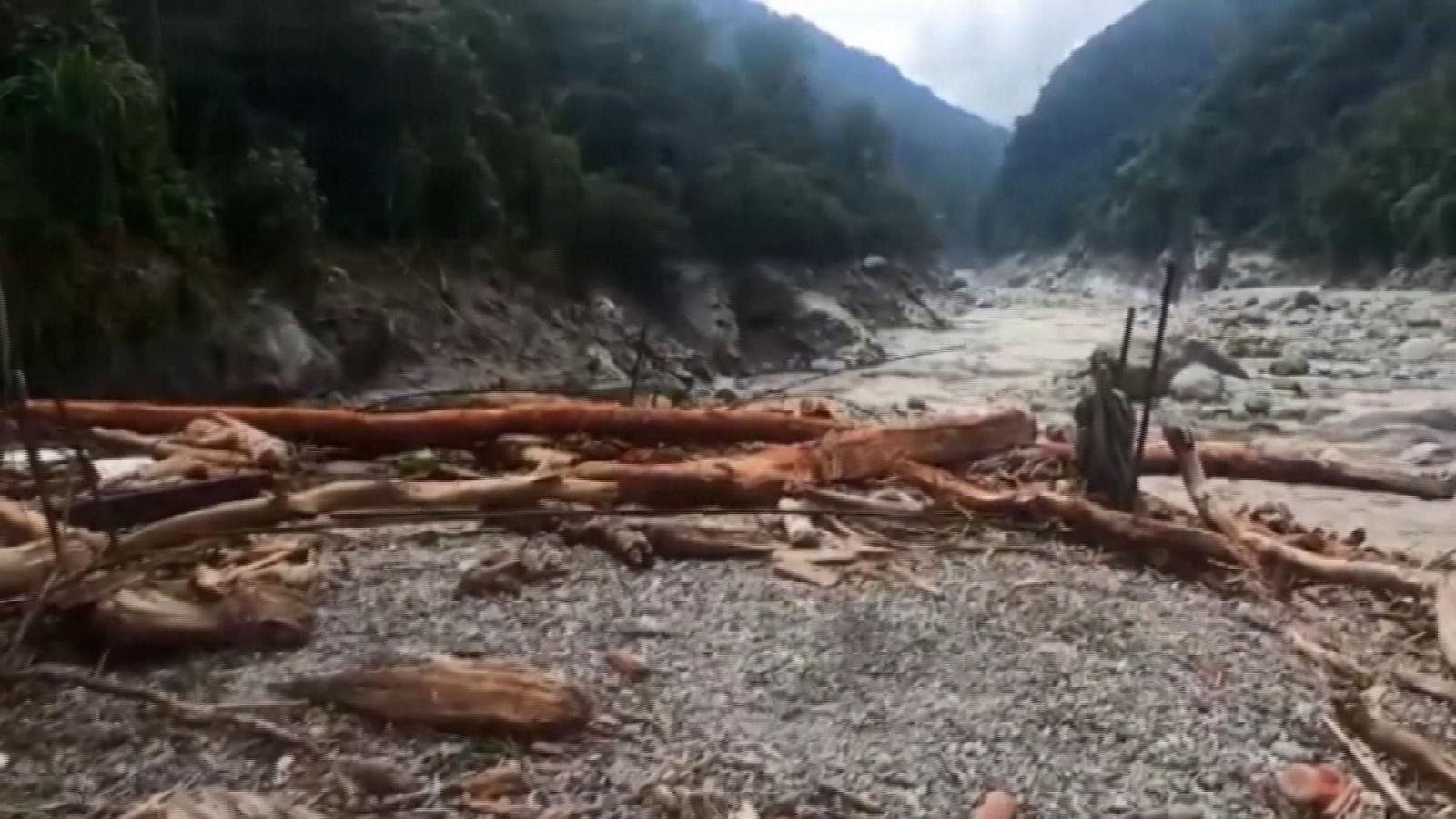 Se desbordó un lago glaciar en el Himalaya, provocando muerte y ...