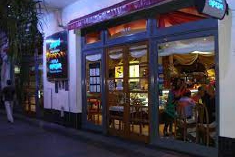 Un nuevo local de comida italiana abrió al lado de un local de pastas ...