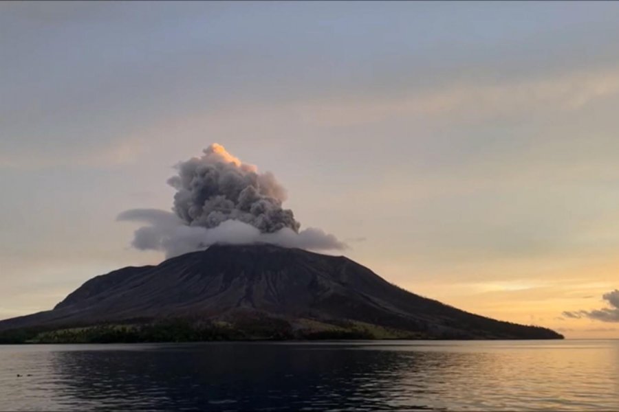 Así se ve la enorme erupción del volcán Ruang, que despierta temores de ...
