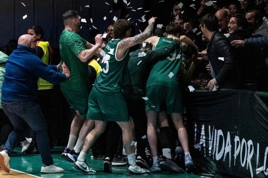 De aro a aro: el impresionante triple que le dio el triunfo a Ferro ...