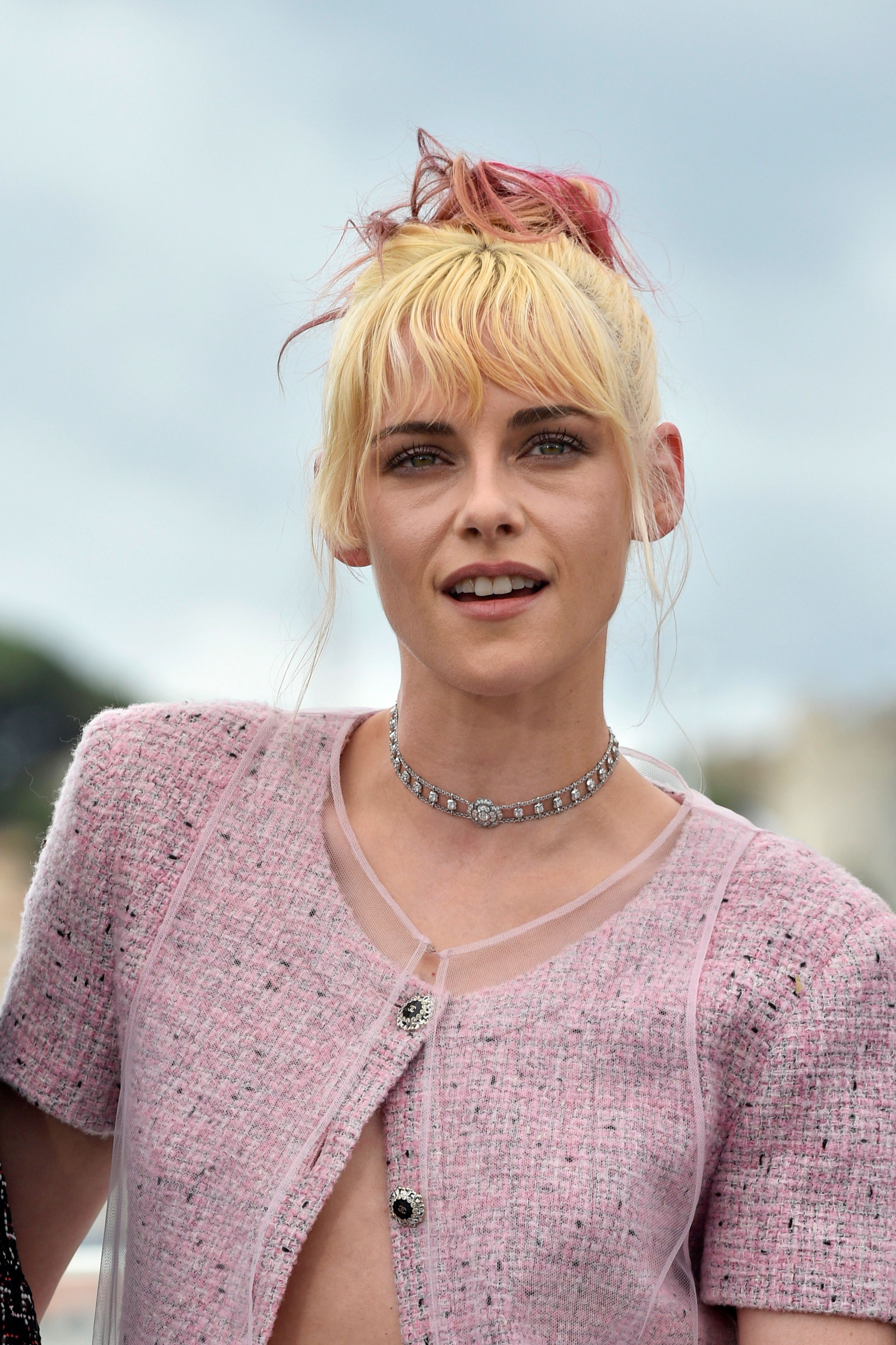 Kristen Stewart dice que el cabello rosa es para el verano (y para la ...