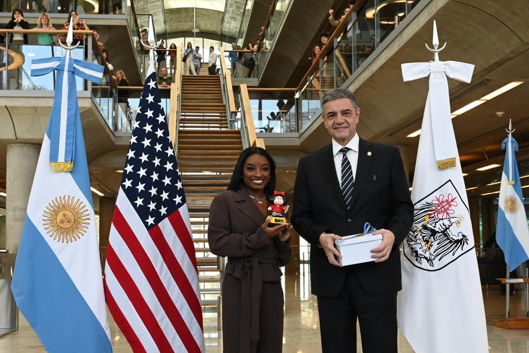 Simone Biles llegó a la Argentina y fue recibida como “Huésped de honor ...