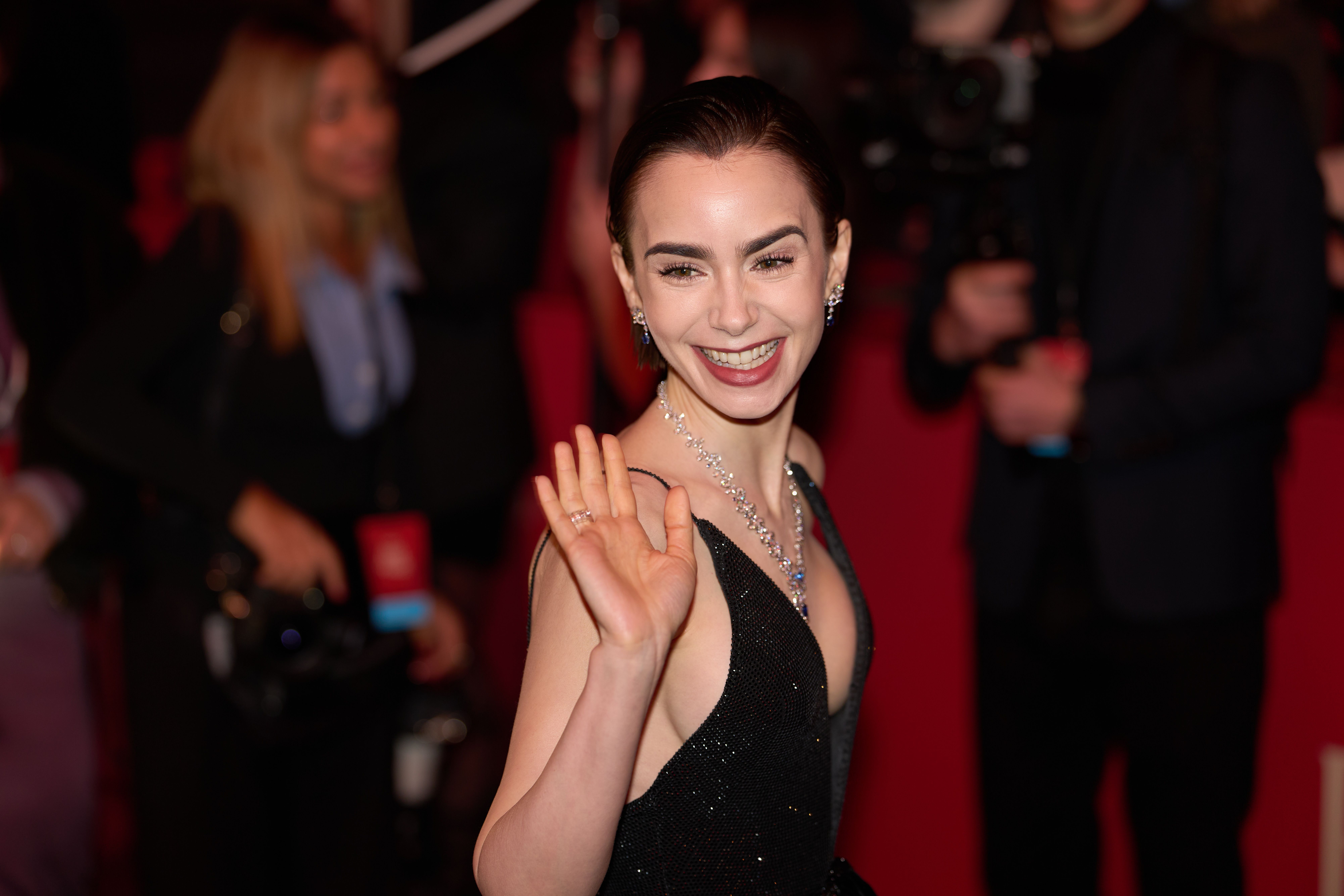 Lily Collins ha llevado el vestido menos ‘Emily in Paris’ (y más ...