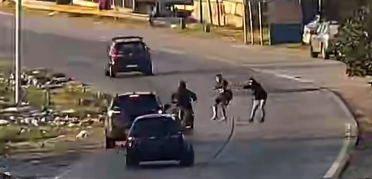 Quiso robarle a un motociclista en el Triángulo de Bernal, lo atropelló ...