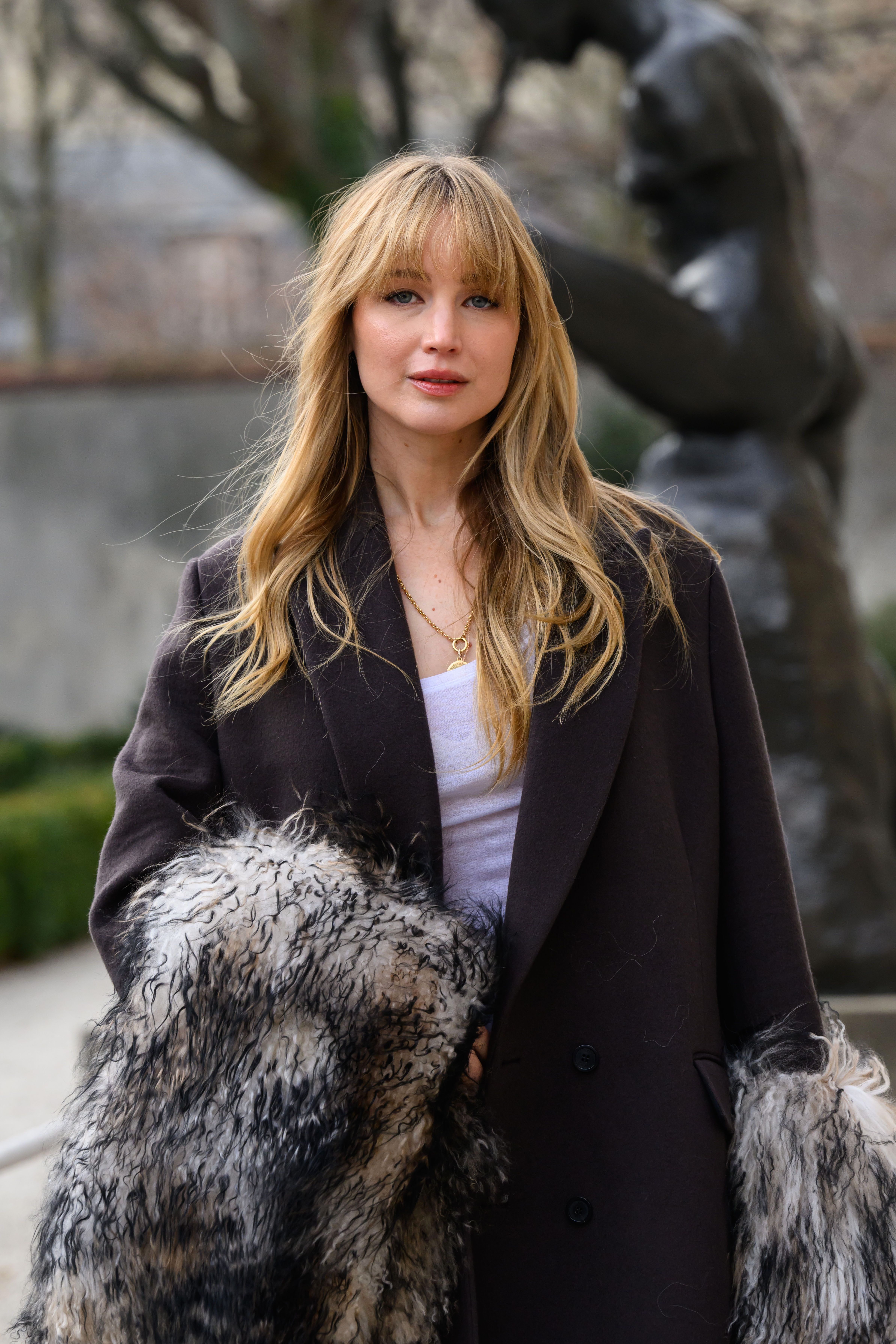 Jennifer Lawrence lleva sus UGG de siempre con pantalones ‘joggers’ de ...