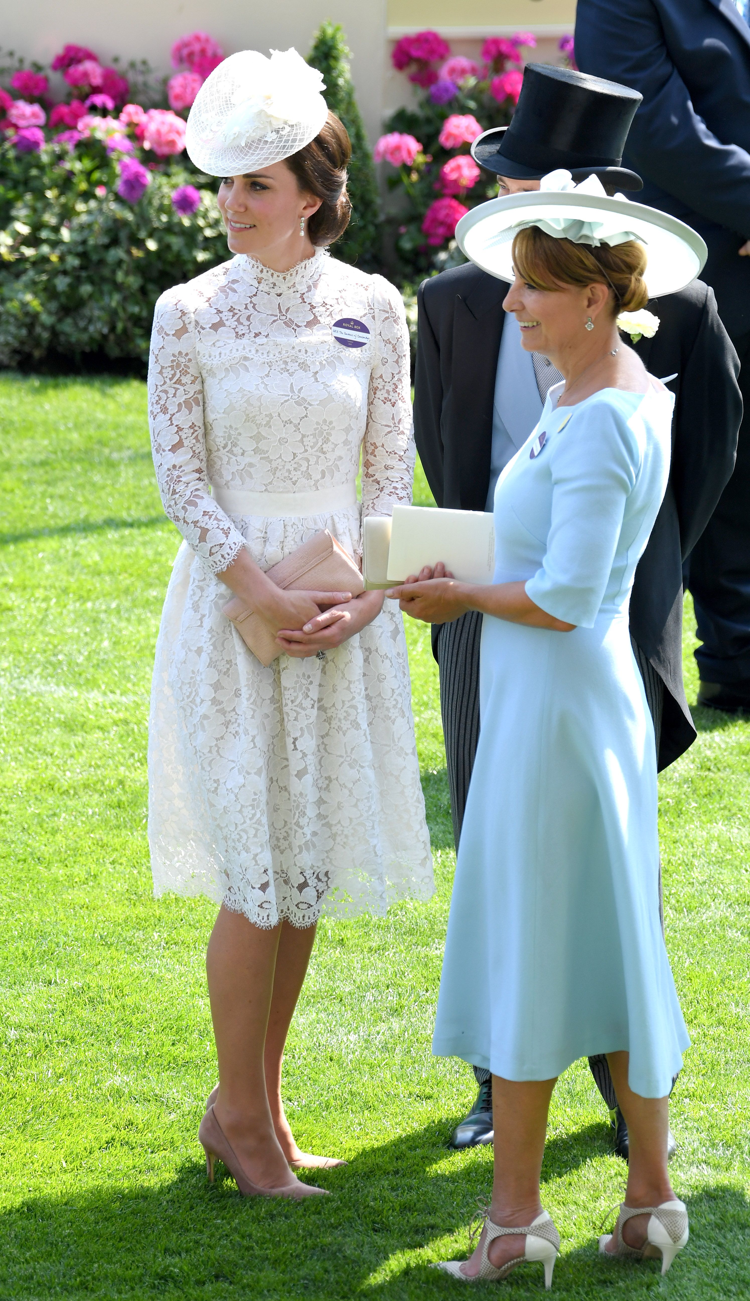 Cuando Kate Middleton le prestó un sombrero a su madre, Carole, y fue ...
